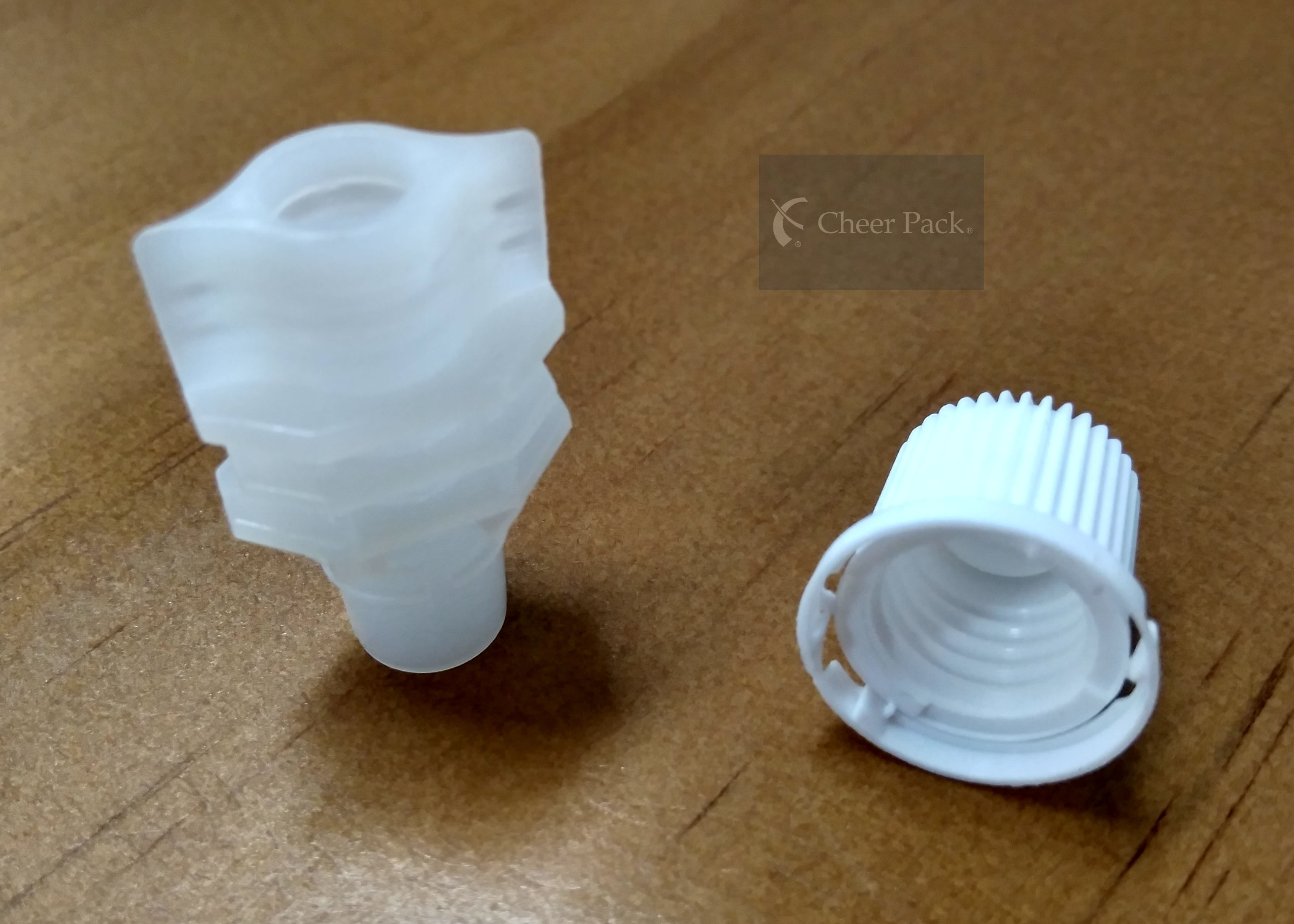 White Color PE Pour Spout Caps Screw Type Outer Diameter 10.5 Millimeter