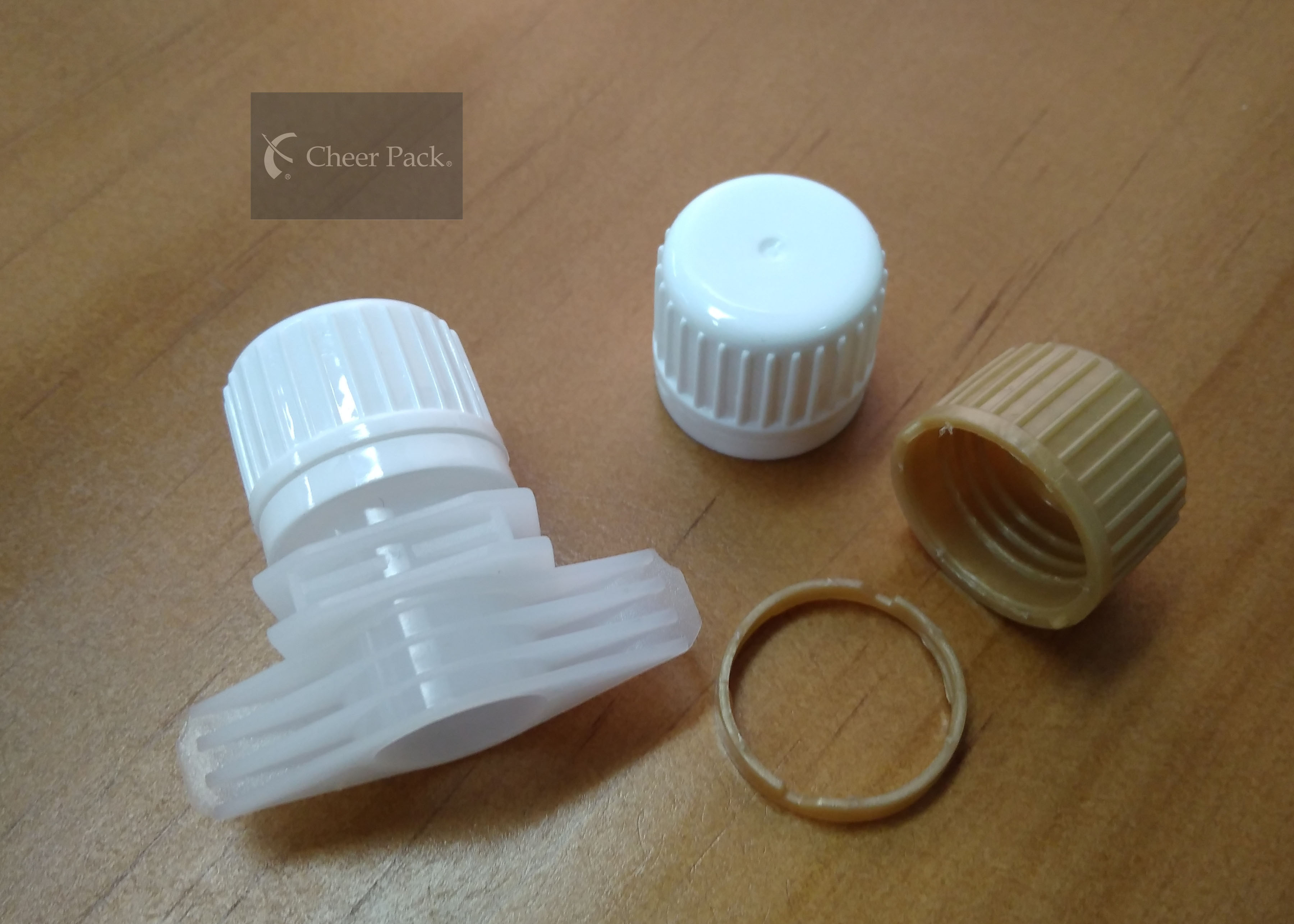Customized Pour Spout Caps Screw Cap Type For Juice Pouch Bags